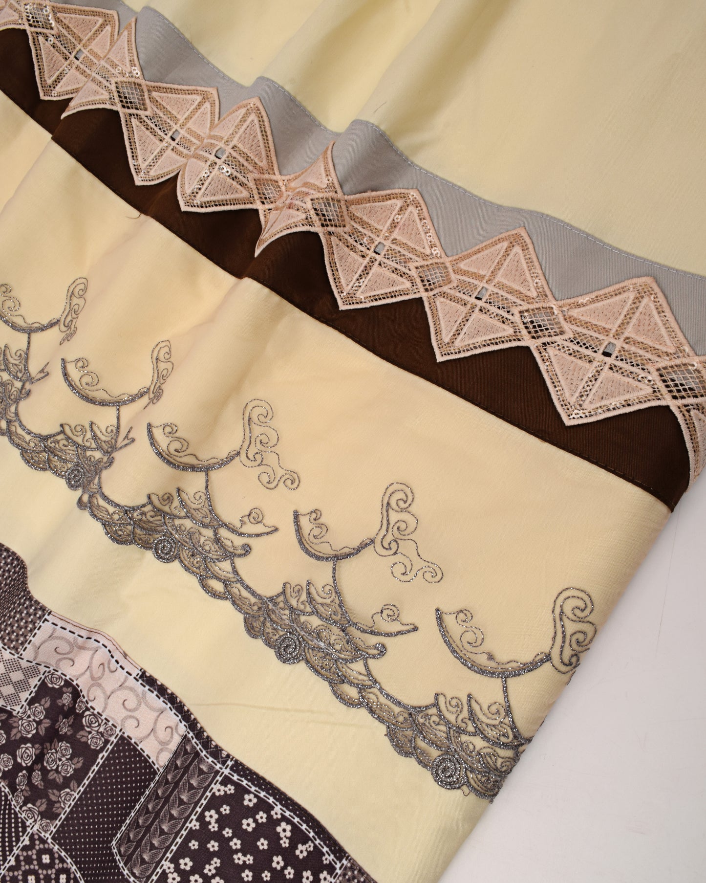 Cream Rida With Smart Box Design Panel & Smart Lace – AL-Vard Collection
